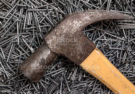 근접 촬영 복사 공간 배경에 나무 표면 많은 강철 손톱의 더미 위에 망치 0명에 대한 스톡 사진 및 기타 이미지 0명 Diy 가까운 Istock