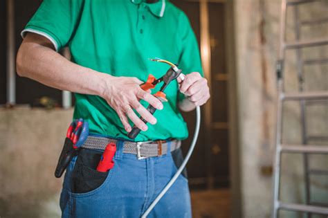 와이어 커터를 사용하여 알아볼 수 없는 남성 전기 기술자의 손 클로즈업 공사장 인부에 대한 스톡 사진 및 기타 이미지 공사장 인부 설치미술 집 Istock