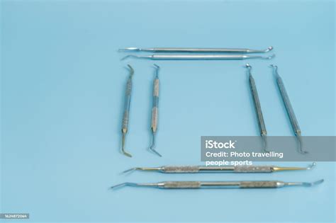 치과 의사 도구 세트 치아 관리 치과 건강 개념 파란색 배경 위쪽 보기 복사 공간 강철에 대한 스톡 사진 및 기타 이미지 강철 거울 건강관리와 의술 Istock