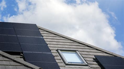 Retired Writer Designs Incredible Passive House That Generates More