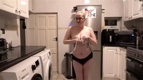 Ehefrau strippt nackt in der küche xHamster