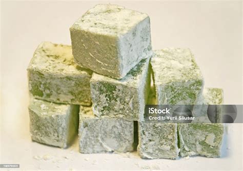 터키의 즐거움 로쿰 또는 라하트 로쿰은 전분과 설탕 젤을 기반으로 한 과자 가족입니다 작은 젤리의 향기로운 큐브 일반적으로 장미 민트 바닐라 맛 흰색 배경 0명에 대한 스톡