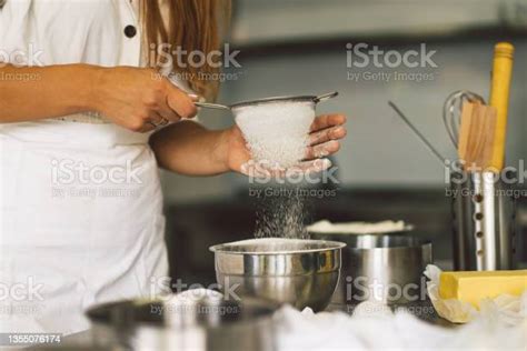 반죽 준비 레시피 빵 피자 또는 파이 만들기 Ingridients와 함께 작업 손 25 29세에 대한 스톡 사진 및 기타 이미지 25 29세 가정 생활 가정 주방