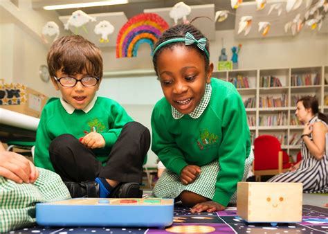 Ce Petit Robot Veut Apprendre Les Bases De La Programmation à Vos Enfants