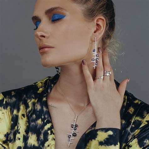 Купить эксклюзивные украшения от ювелирного дома Kabarovsky