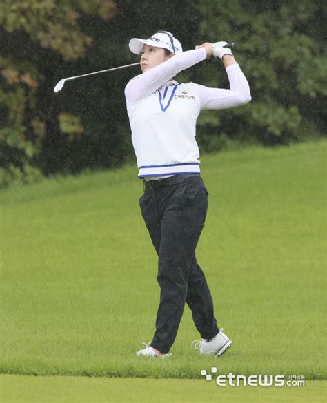 포토 세컨드샷 날리는 박지영 전자신문