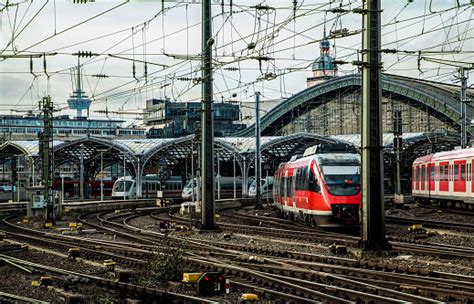 현대 기관차는 사람이없는 화창한 날에 쿠뉴의 기차역에 서 기차를 탄다 0명에 대한 스톡 사진 및 기타 이미지 0명 강철 관광 Istock
