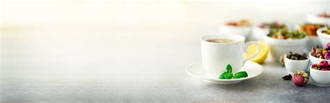 차 복사 공간 개념입니다 흰색 세라믹 그릇에 회색 배경에 향기로운 차 한잔 건조 차의 다른 종류 배너 0명에 대한 스톡 사진 및 기타 이미지 Istock