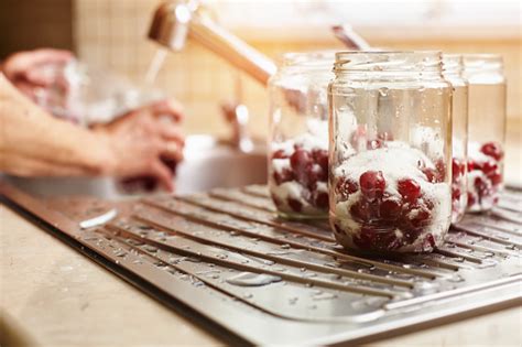 부엌 카운터에 겨울 항아리에 수 제 체리 설탕에 절인 과일 통조림 가을에 대한 스톡 사진 및 기타 이미지 가을 가정 주방 가정의 방 Istock