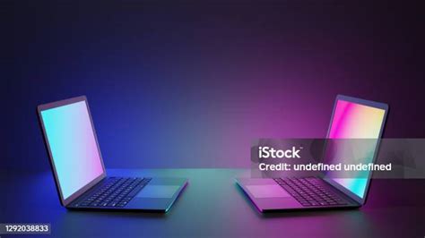 분홍색 파란색 조명 어두운 배경책상에 두 개의 다채로운 노트북 컴퓨터 3d 렌더링 이미지입니다 노트북에 대한 스톡 사진 및 기타 이미지 Istock