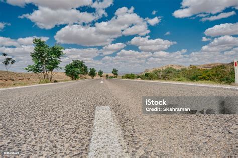 자갈 길과 도로 표지판 낮은 각도 사진 코냐 터키도로 근처 나무와 구름 풍경 배경과 국가 측에서 사진 0명에 대한 스톡 사진 및 기타 이미지 Istock