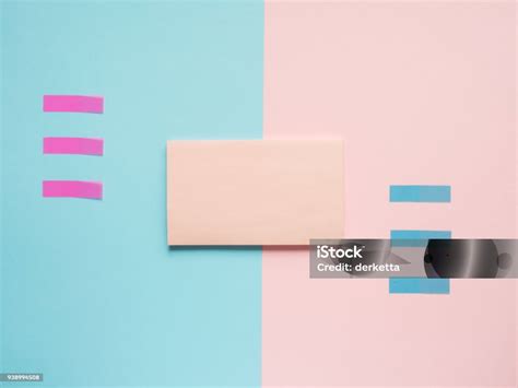 텍스트 스티커 작성 반 핑크와 파란색 노트북에서 분할 배경에 복사 공간 비즈니스 플랫 하다 개념에 대한 스톡 사진 및 기타