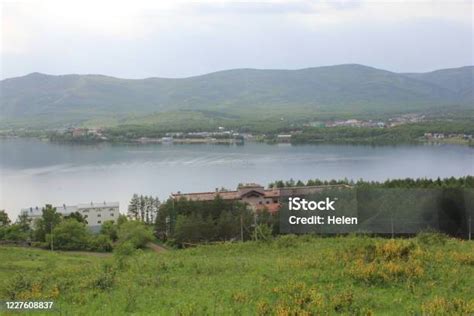 파노라마 뷰 안개가 자욱한 장엄한 산 속의 깨끗한 산악 호수가 있는 라군 녹색 잔디입니다 호수 주변의 아파트 가정의 방에 대한 스톡 사진 및 기타 이미지 Istock