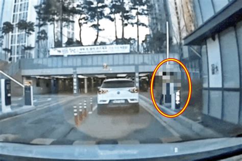 ‘감히 내 아들을 막아 아파트 차단기 부순 입주민에 네티즌 격분 네이트뷰