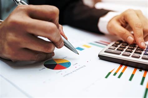 현대 사무실 재무 및 비즈니스 개념에서 차트 그래프 및 계산기로 재무 보고서 프로젝트 회계를 작업하고 분석하는 아시아 회계사 예산에 대한 스톡 사진 및 기타 이미지 Istock