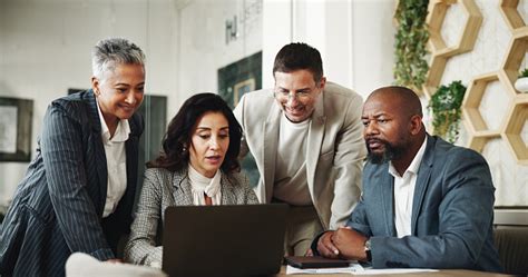 사업가 노트북 및 사무실에서 기업 프로젝트 재무 또는 계획에 대한 토론과 회의 직장에서 회사 캠페인 또는 협업을 위해 컴퓨터를 사용하는 그룹 팀 또는 직원 35 39세에