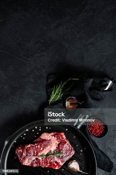 립 아이 스테이크 쇠고기 필레 유기농 농장 고기 검은 색 배경입니다 텍스트를 위한 공간 고기에 대한 스톡 사진 및 기타 이미지 Istock
