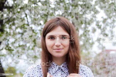 디포커스 갈색 머리 긴 머리 백인 여성 소녀 야외 라이프 스타일 초상화 봄 낭만적 인 향기 자연 공원에서 피는 나무 주위에 낭만적 인 초상화 꿈 행복 초점이 맞지 않음 25