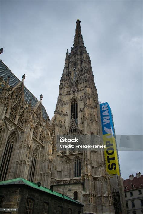 오스트리아 비엔나의 성 스테판 대성당에 전쟁 중지 표지판이 걸려 있습니다 0명에 대한 스톡 사진 및 기타 이미지 Istock