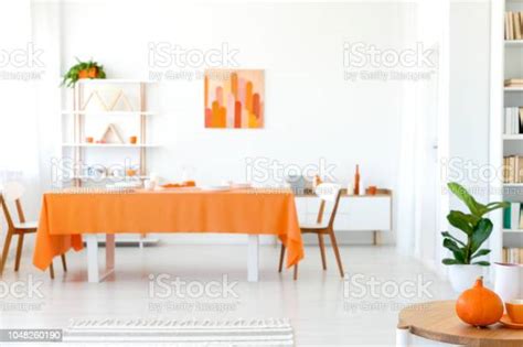 선명한 색상의 다 이닝 룸의 실제 사진입니다 흰색의 긴 테이블에 오렌지 식탁보 탁자에 대한 스톡 사진 및 기타 이미지 탁자 주황색 부엌 Istock