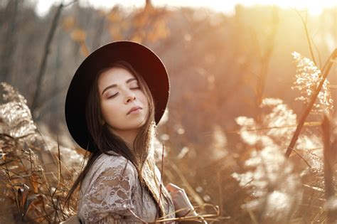 키가 큰 잔디와 필드에서 여자의 뷰티 아트 초상화 깨끗한 피부 자연 화장품과 메이크업 패션 모델 가을에 대한 스톡 사진 및 기타