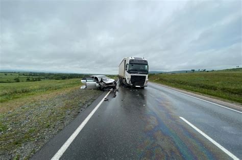 Один человек погиб и двое пострадали после столкновения иномарки с тягачом в Забайкалье Chitamedia