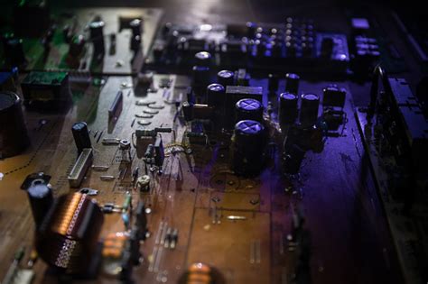 전자 마이크로 회로의 양식에 일치시키는 사진 마이크로 회로 연락처 전자 제품 마더 보드 검은 색 배경 전자 기기의 매크로 사진 Cpu에 대한 스톡 사진 및 기타 이미지