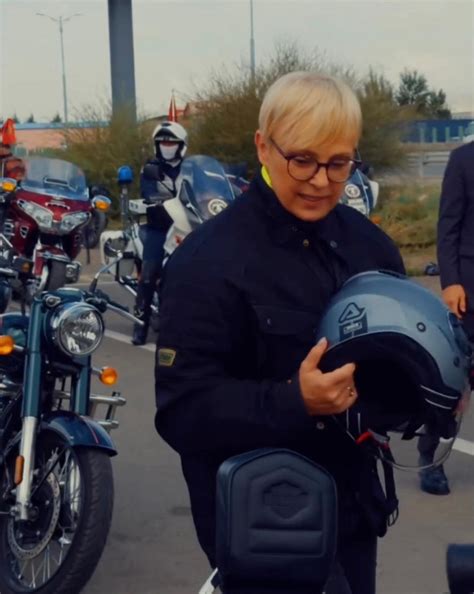 Словенийн Ерөнхийлөгч Наташа Пирц Мусар мотоцикл унах хоббитой