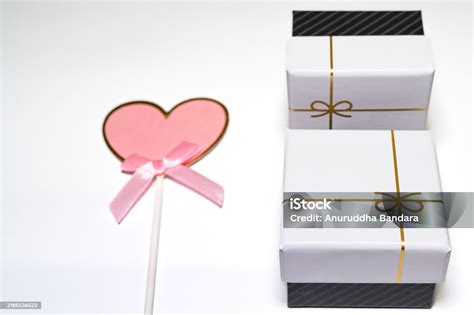고립 된 흰색에 선물 상자와 함께 아름 다운 발렌타인 데이 개념 2월에 대한 스톡 사진 및 기타 이미지 2월 개념 개념과 주제 Istock