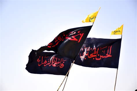 검은 빨간색과 노란색 별 깃발 사진 Unsplash의 무료 시아파 이미지