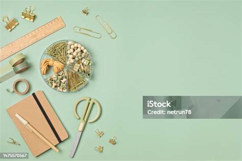 텍스트를 위한 복사 공간이 있는 녹색 배경에 재활용 재료로 만든 사무용품의 플랫레이 배너 플랫 레이 상위 뷰 0명에 대한 스톡 사진 및 기타 이미지 Istock