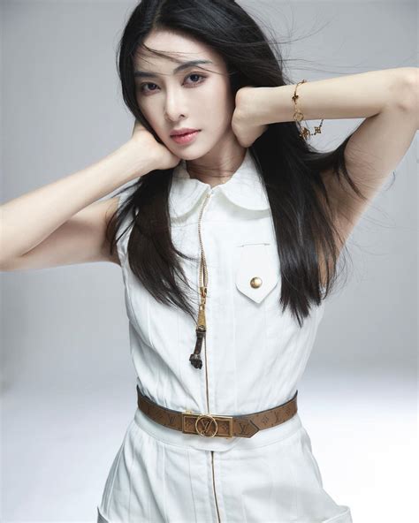 Chân Dung Hotgirl Trương Diệu Linh đi Làm 1 Năm Mua Siêu Xe Xây Biệt