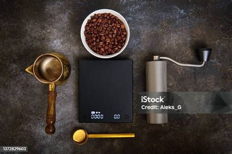 카페 바리스타 도구 어두운 배경에서 터키 커피를 만들기위한 준비 0명에 대한 스톡 사진 및 기타 이미지 0명 갈색 계량