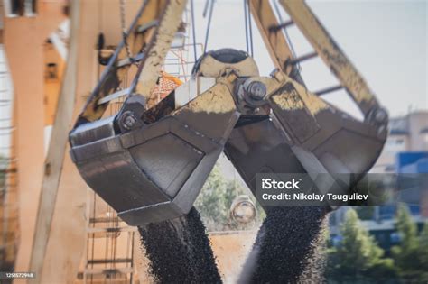 도크 터미널에서 벌크 자재로 작업화물 선박 무거운 차량 및 포털 크레인 로더에서 대량 처리 크레인 하역 모래 도로 금속 및 자갈 건설 현장에 대한 스톡 사진 및 기타 이미지