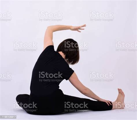요가 교사는 그녀의 참가자를위한 아사나 공연 흰색 배경에 스튜디오에서 사진을 찍기 갈색 머리에 대한 스톡 사진 및 기타 이미지 갈색 머리 건강한 생활방식 공연자