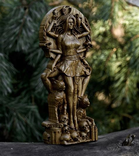 Статуетка з дерева богиня Геката 1 800 грн Предметы искусства Киев на Olx