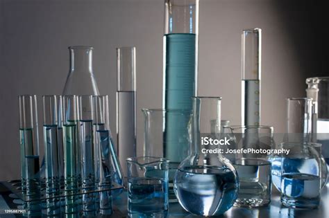 비커 플라스크 점진적 실린더 및 시험관과 같은 실험실 용품의 클로즈업이 잘 배치되어 있습니다 0명에 대한 스톡 사진 및 기타 이미지 Istock