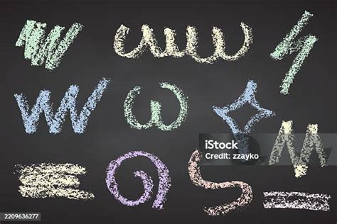 차콜 볼드 스트로크 컬렉션 거친 연필 낙서 선 손으로 그린 색상 검은 칠판에 원과 나선형 모양 낙서 흰색 스트로크 크레용 분필 그림 스케치 질감 벡터 거친에 대한 스톡 벡터