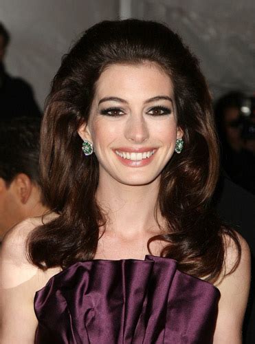 20 Most Iconic Anne Hathaway Runway Medium Hairstyle Blondelacquer