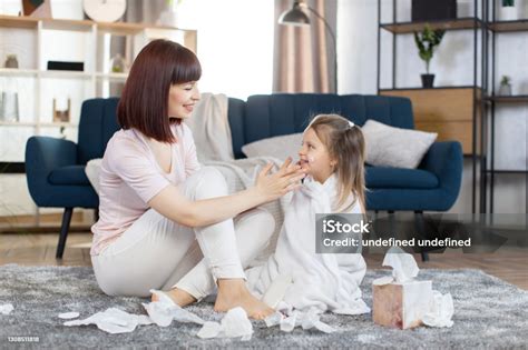 엄마와 그녀의 3 살 유치원 딸 아이 샤워 후 거실에서 휴식 어머니 는 그녀의 딸 얼굴에 크림을 적용 가족 아침 관리 루틴 아기 위생 개념 보습제에 대한 스톡 사진 및 기타