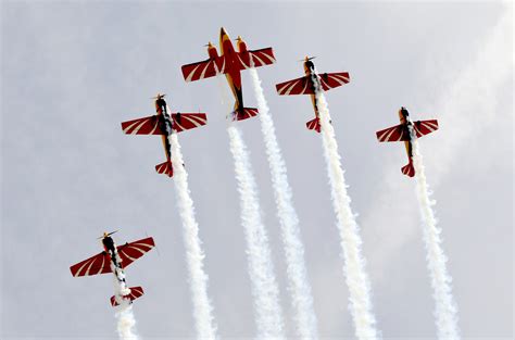 무료 이미지 하늘 비행기 빨간 깃발 장난감 에어쇼 공군 곡예 비행 지구의 분위기 일반 항공 4928x3264 1385202 무료 이미지