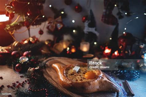 술루구니 치즈 달걀 노른자 버터를 곁들인 전통적인 조지아 아자리안 카차푸리 0명에 대한 스톡 사진 및 기타 이미지 0명