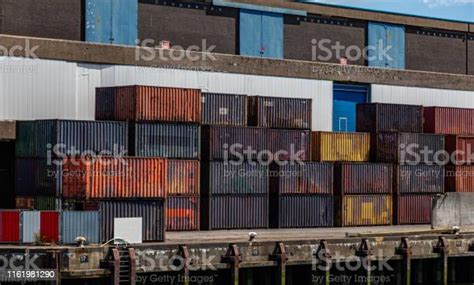 네덜란드 로테르담 항구에서 녹슨 오래된 컨테이너 물류 사업 화물 적재 하역 강철에 대한 스톡 사진 및 기타 이미지 강철 글로벌 비즈니스 금속 Istock