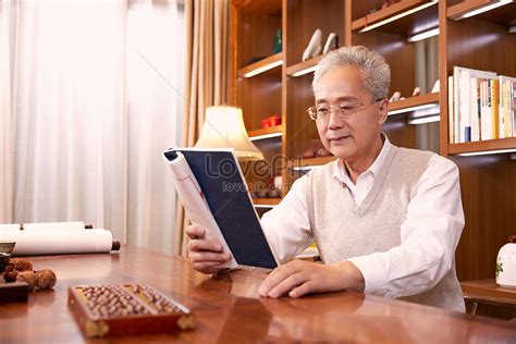 노인 은 집에 서 한가 하 게 책 을 본다 이미지 사진 501798422 무료 다운로드