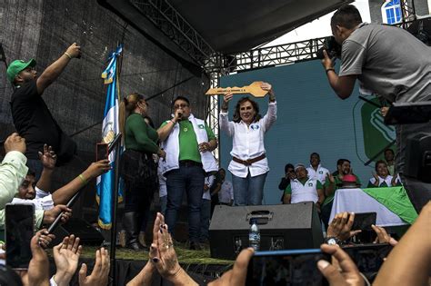 Sandra En La Terminal Y Un Mitin Fabricado Plaza P Blica