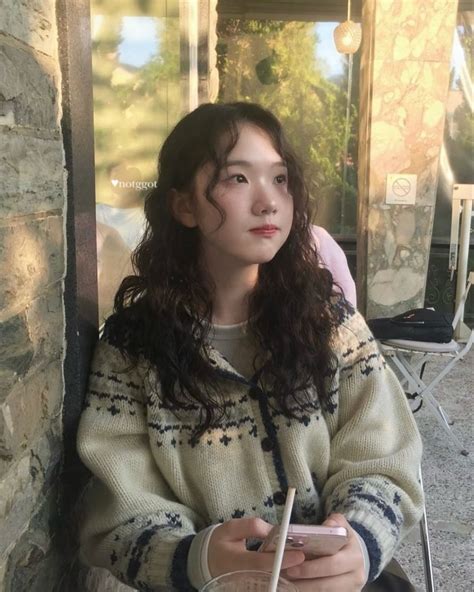 낯꽃피다 실장 주희 히피펌 젤리펌 전문 합정미용실 상수미용실 ⠀ 히피펌이 잘 나온 적 없었다며 멀리서 찾아와주신 고객님 •• 🖤 뽀글 뽀글 귀여운 히피 완성이에요