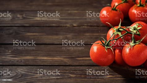 어두운 나무 배경에 잘 익은 육즙 토마토의 가지 신선한 토마토는 복사 공간을 클로즈업합니다 물 방울에 토마토 0명에 대한 스톡 사진 및 기타 이미지 Istock