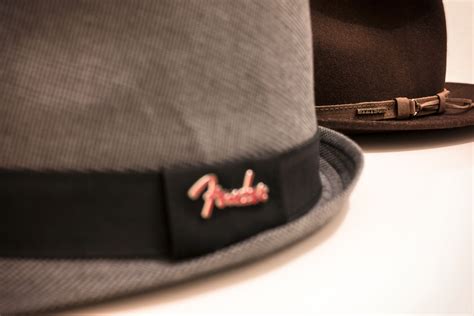 무료 이미지 구두 가죽 다리 갈색 의류 검은 상표 인간의 몸 직물 캡 신발류 펜더 서부 사람 머리