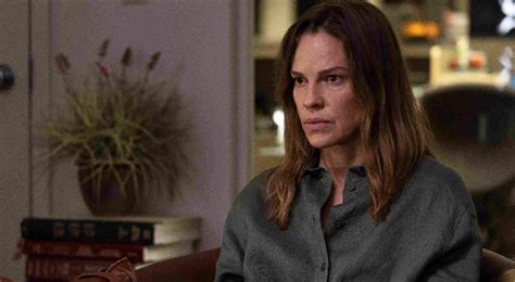 Im Trailer Zu The Good Mother Sucht Hilary Swank Als Journalistin Den