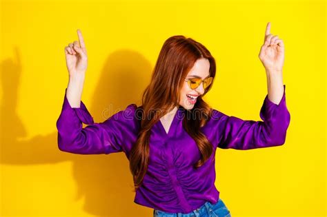 Photo Portrait Of Pretty Young Girl Dancing Have Fun Sunglass Wear